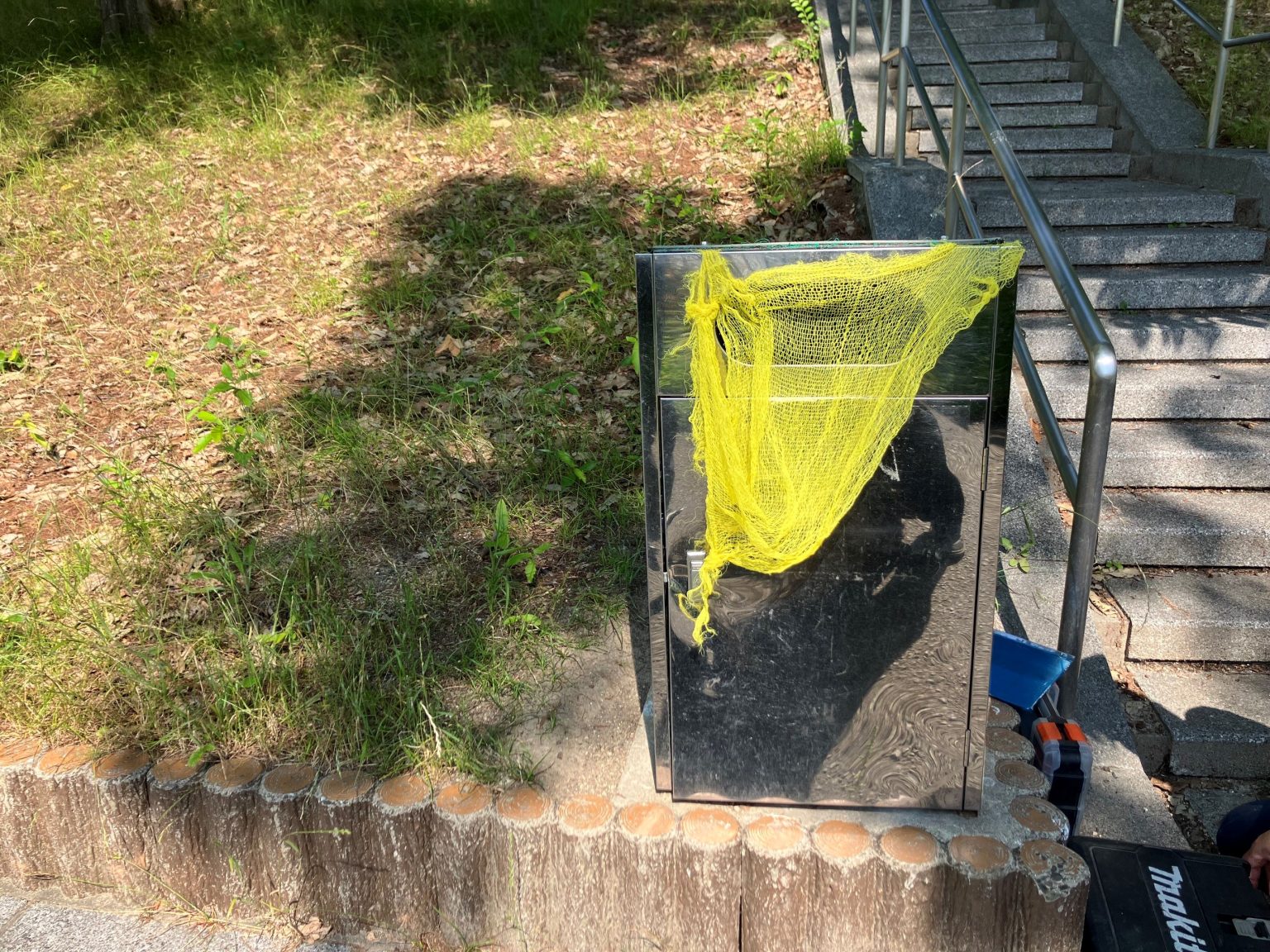 2024612 公園西側のゴミ箱に蓋を取り付けました。 桃山公園（大阪府吹田市）