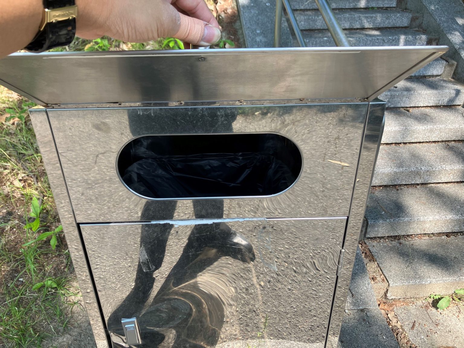 2024612 公園西側のゴミ箱に蓋を取り付けました。 桃山公園（大阪府吹田市）